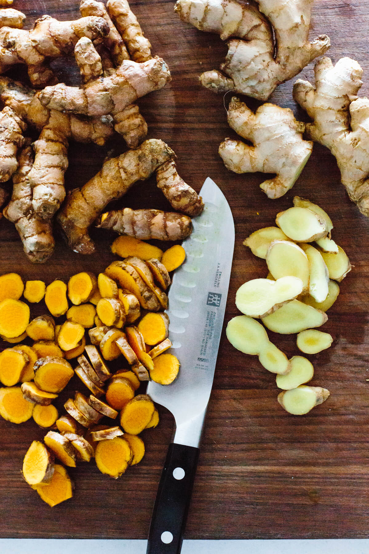 What’s the difference between ginger and turmeric?