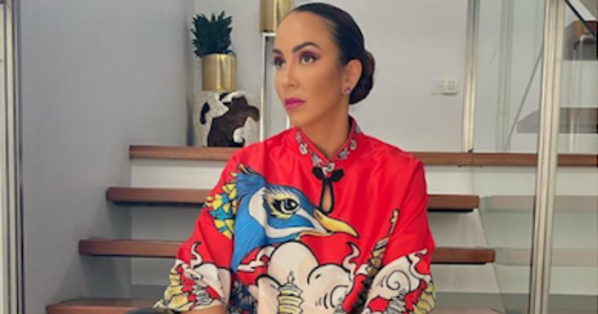 Jinx flexes her bikini body