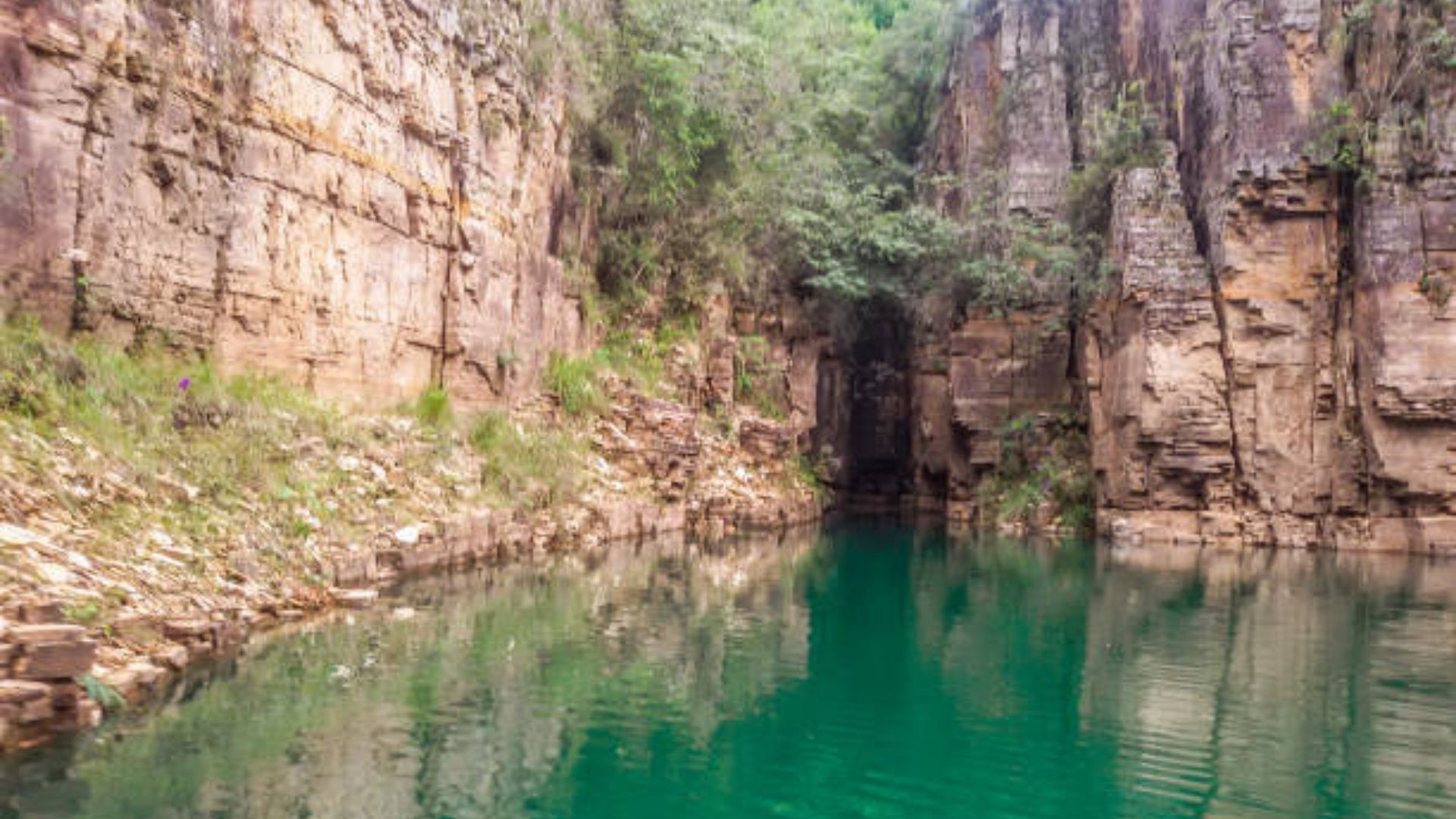 10 dead after cliff collapses on boats in Brazil